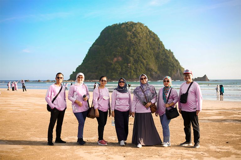 Mengenal Wisata Pantai Pulau Merah Yang Mengagumkan - Truly Banyuwangi